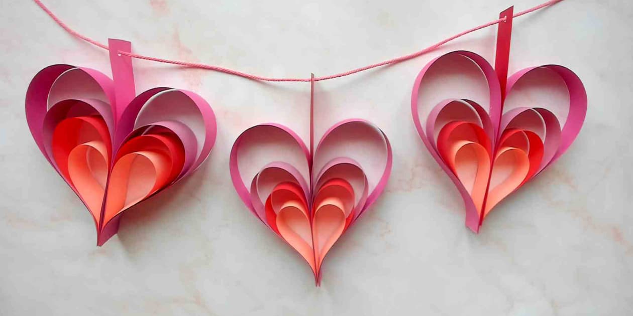 Confection d'une guirlande en papier en forme de cœur de Saint-Valentin