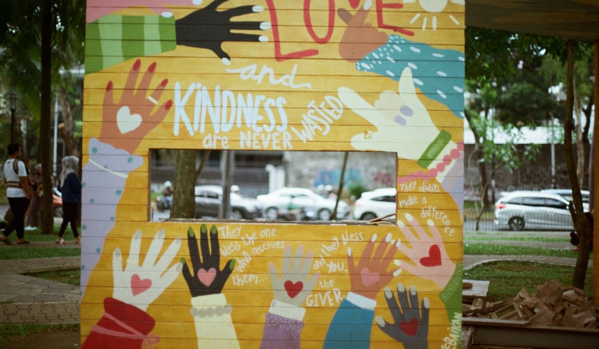 Random Acts of Kindness Day - Twinkl NewsRoom - Twinkl