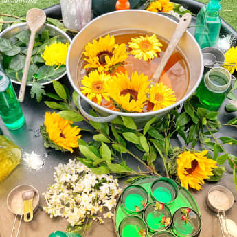 How to Use a Tuff Tray in Early Years - Twinkl